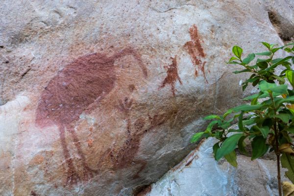 Lais Puzzle - Aborigine-Malereien auf dem Felsen. Mauern unter dem ...
