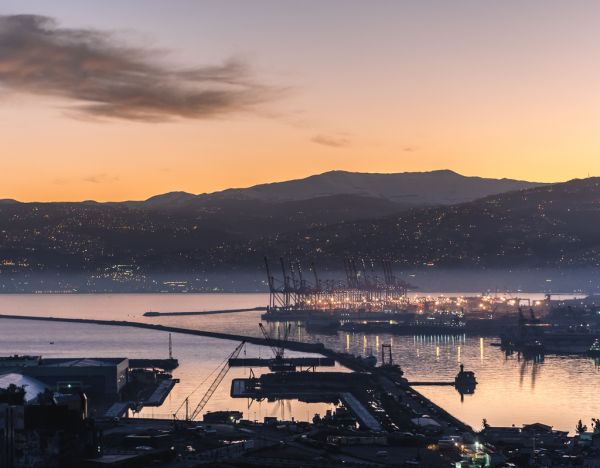 Lais Puzzle - Sonnenaufgang über dem Hafen von Beirut, der Hauptstadt ...