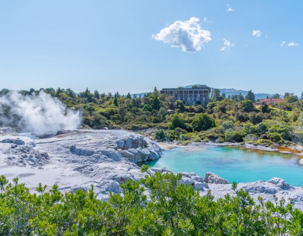 Lais Puzzle - Pohutu-Geysir im Dorf Te puia in der Nähe von Rotorua ...